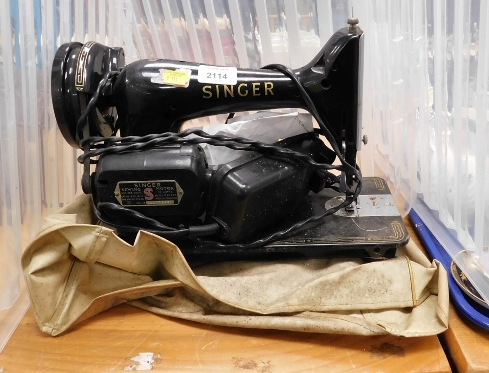 A Singer sewing machine, K11075521. Buyer Note: WARNING! This lot ...