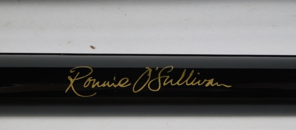 A BCE Custom Cues snooker cue, ARG26 in gold, size M, with material case.