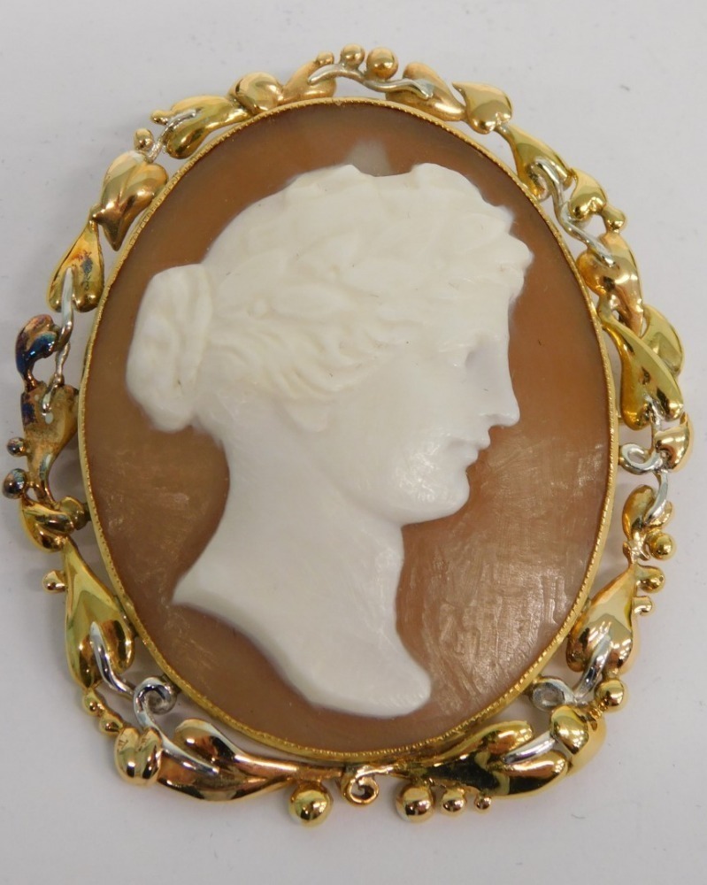 A 20thC cameo brooch, head profile, in a tricolour mount, with plain ...