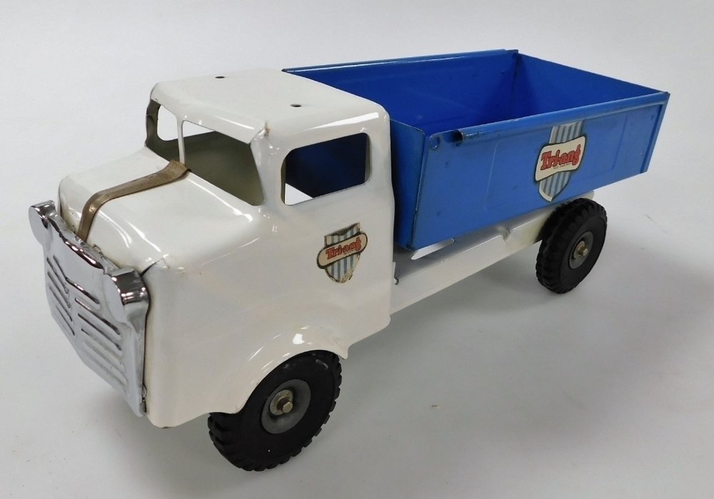 A Triang tinplate model of a dumper truck, with a white cab and chassis ...