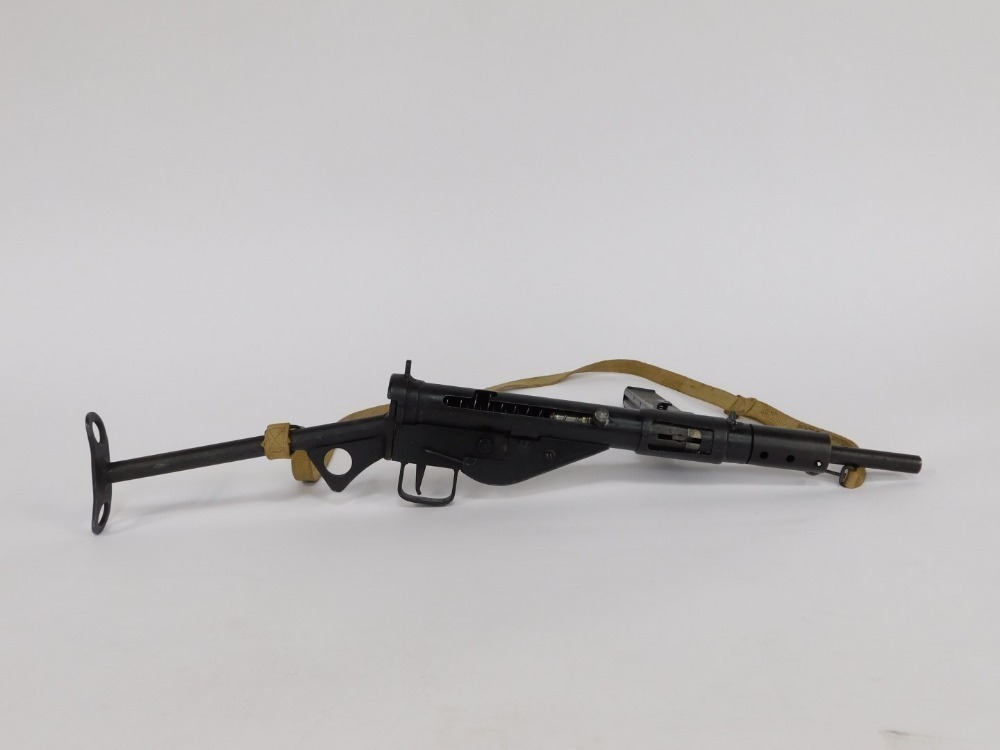 A Sten MKII 9mm sub machine gun, barrel length 20cm, serial number ...