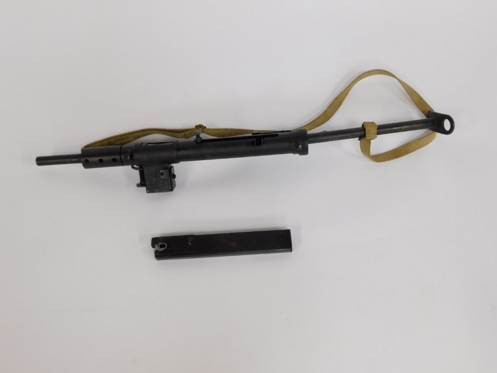 A Sten MKII 9mm sub machine gun, barrel length 20cm, serial number ...