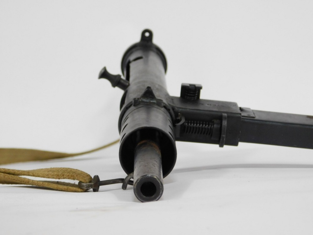 A Sten MKII 9mm sub machine gun, barrel length 20cm, serial number ...