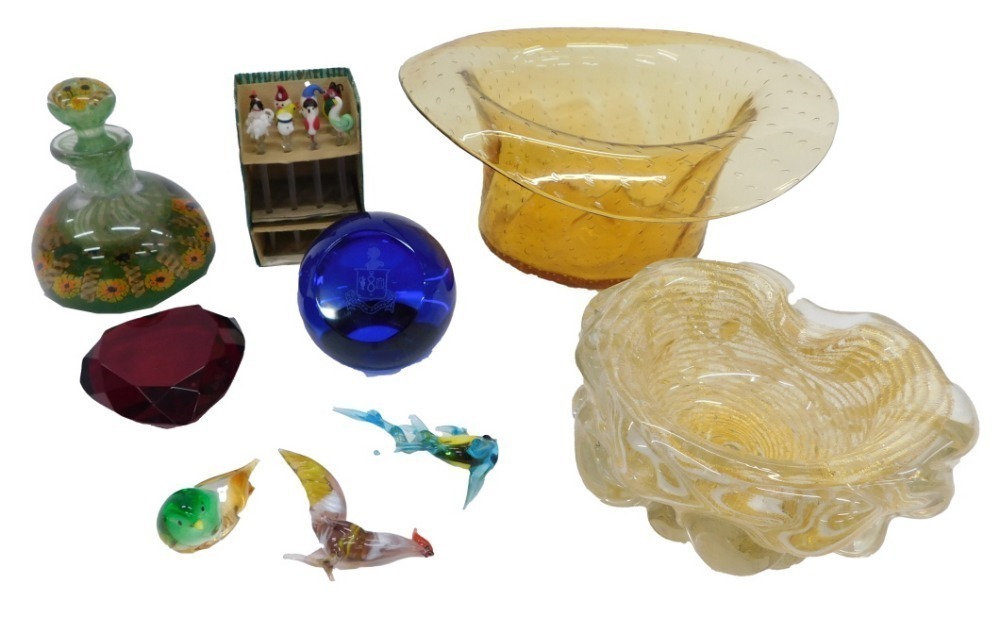 A glass top hat shaped vase, with Whitefriars style bubble inclusions ...