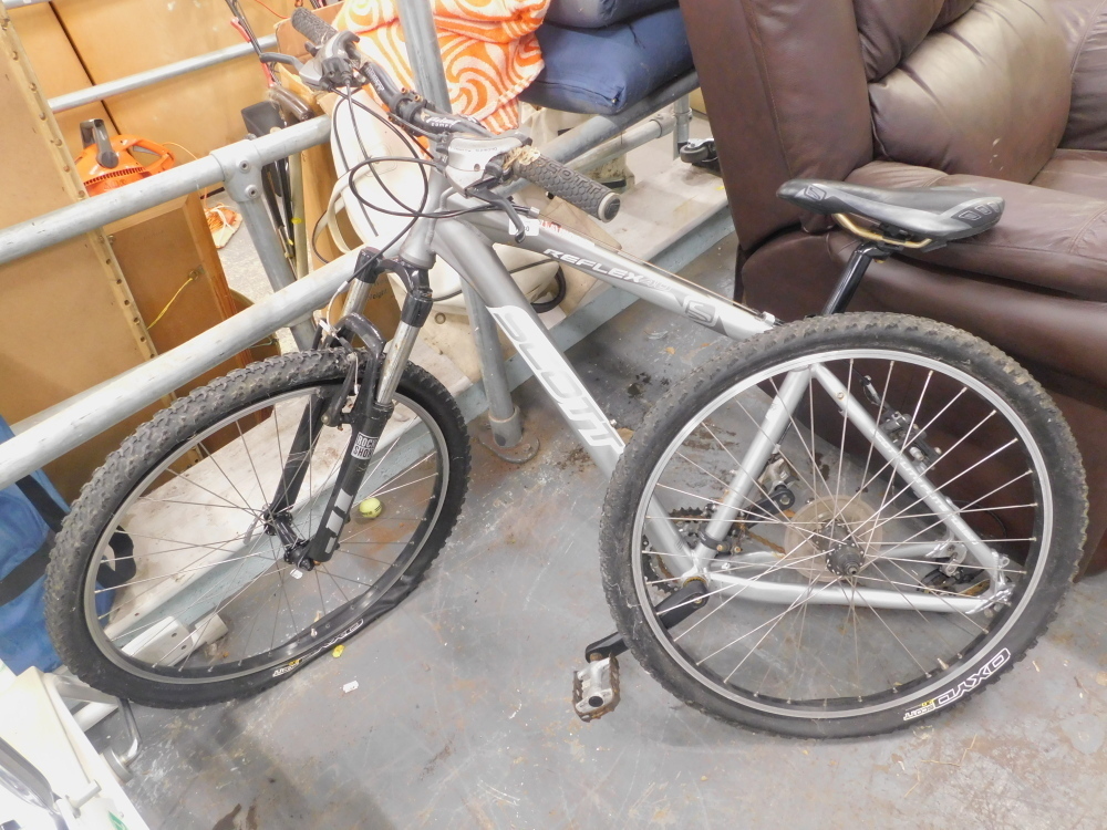 A Scott Reflex 40 mountain bike.
