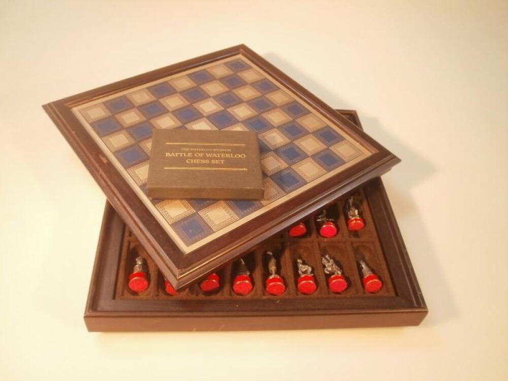 Franklin Mint 'Battle of Waterloo' chess set with pewter figures