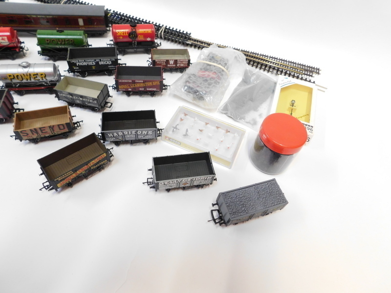 OO gauge and N gauge locomotive rolling stock and accessories ...