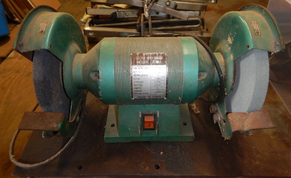 A Meuleuse Detabli electric bench grinder, 240v, 2amps, single phase.