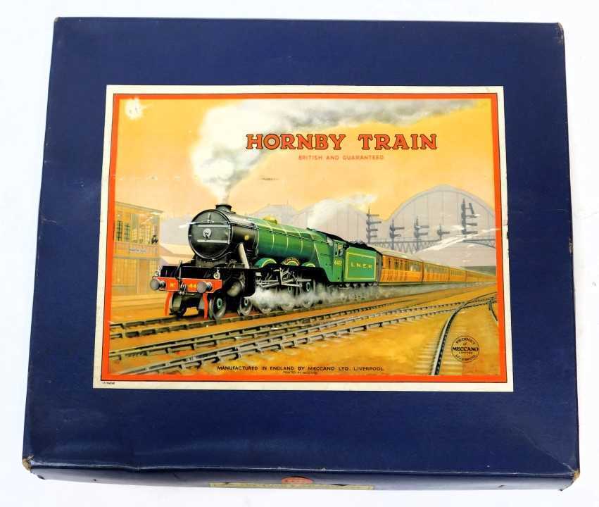 A Hornby Trains O gauge tinplate clockwork No.101 tank passenger set ...