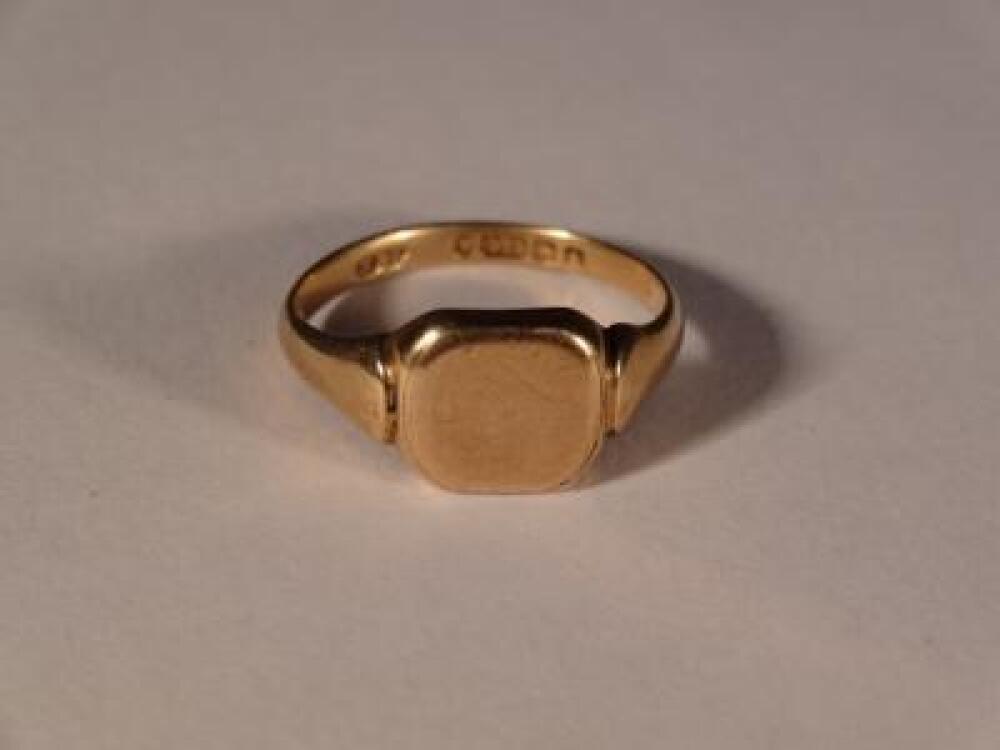 A 9ct gold gentleman's signet ring