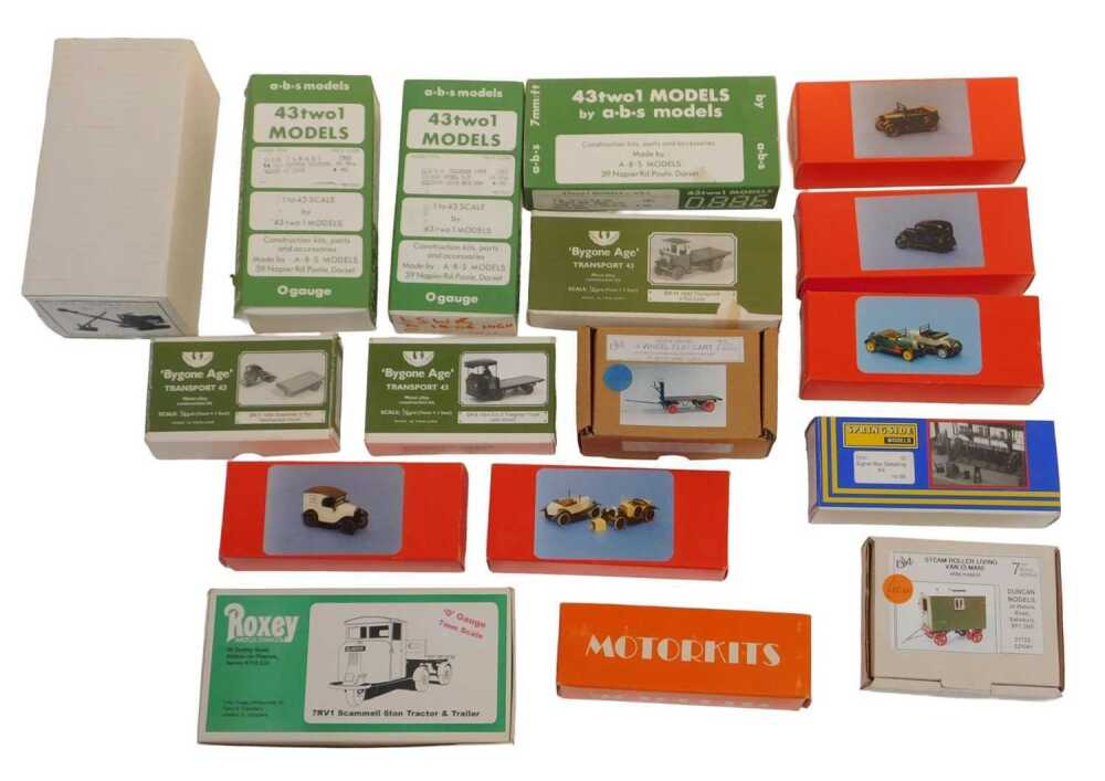 Various white metal model kits, including 4321 LSWR diagram 1496 ten ...