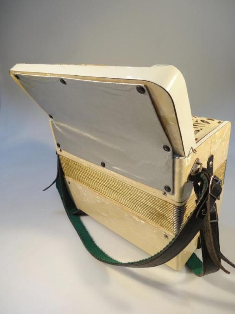 An Alvari accordion