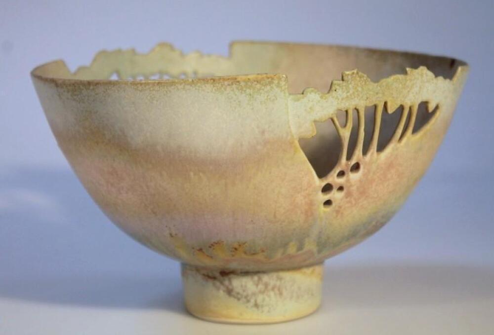 A Mollie Hillam Fulneck studio pottery bowl