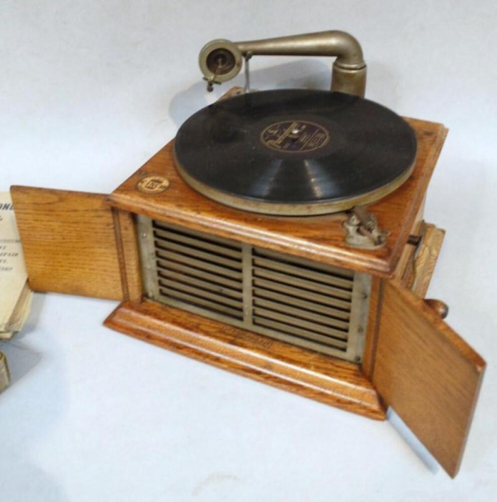 A mid-20thC cinch table-top Zonophone gramophone