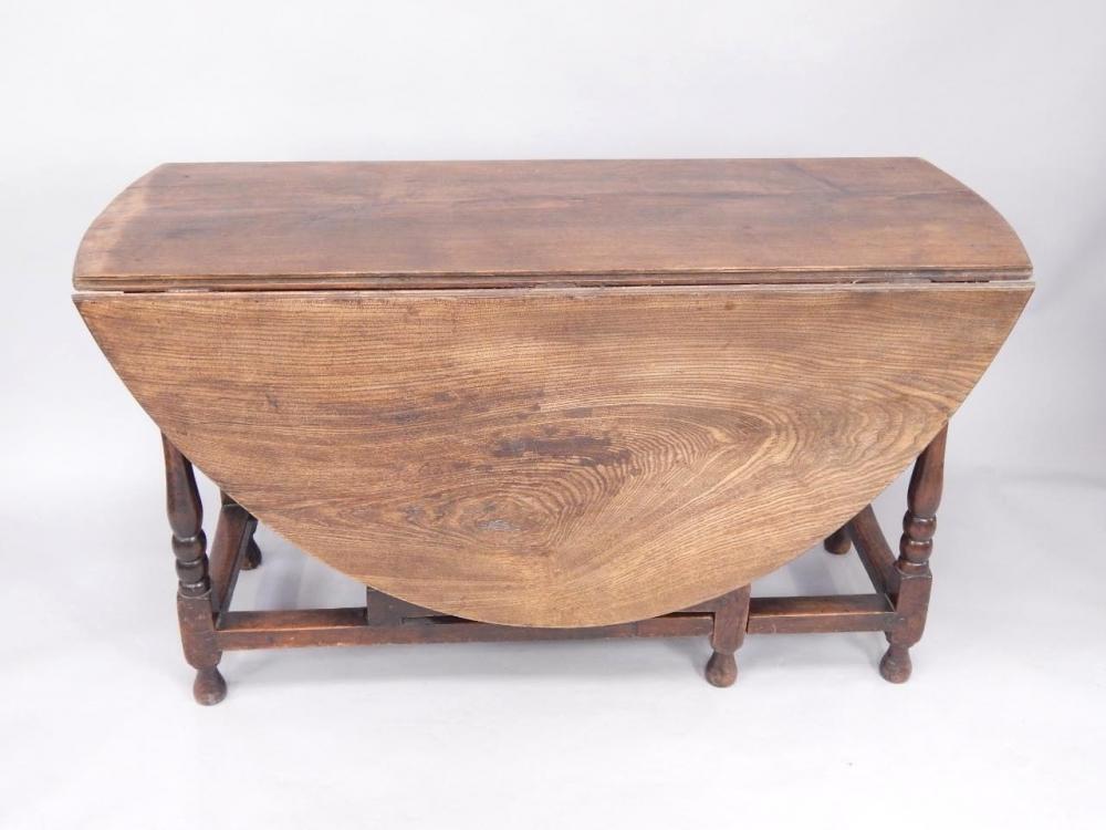 A Georgian oak drop leaf dining table