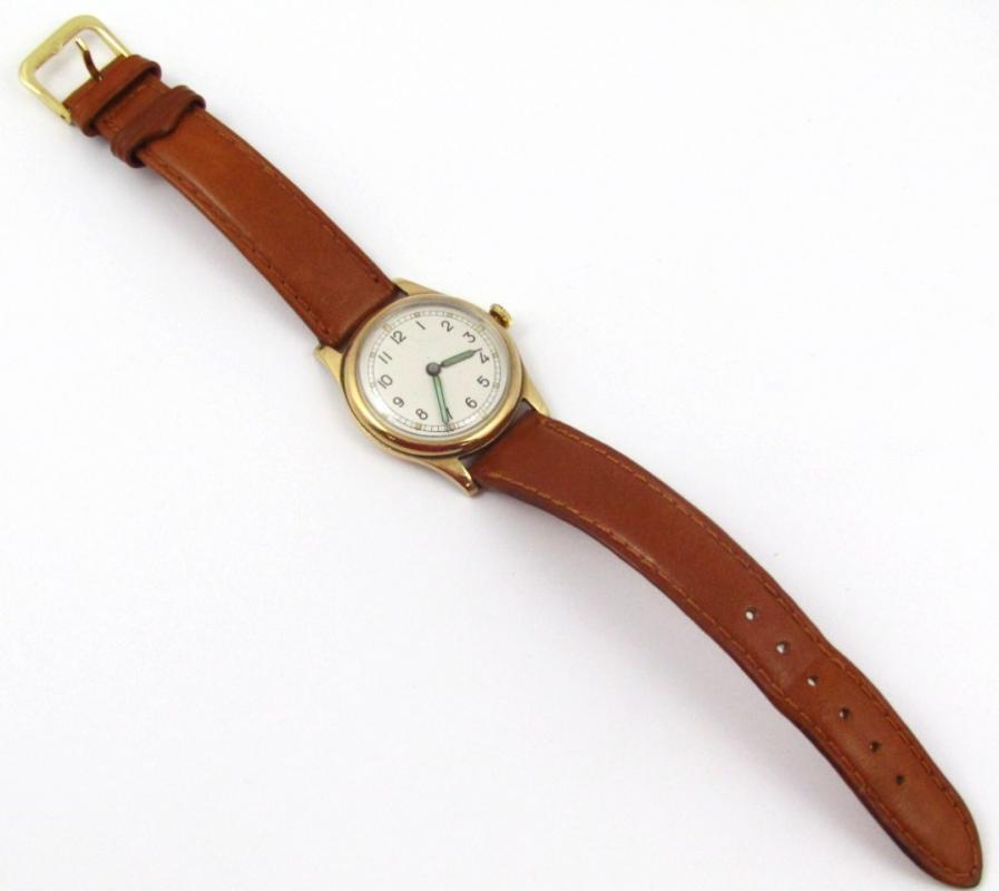 A vintage 9ct gold cased gent's wristwatch