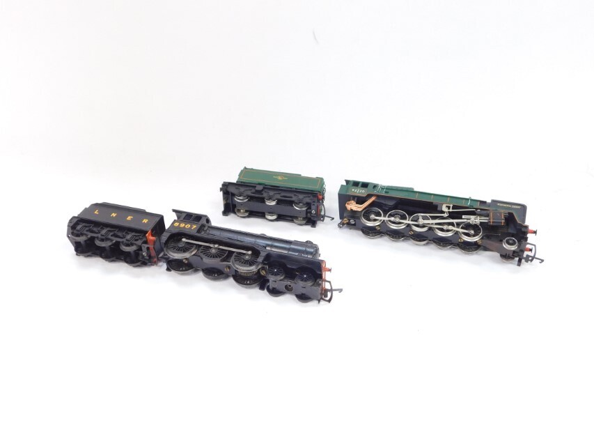 A Tri-ang OO gauge locomotive and tender, LNER black livery, 4-6-0 ...