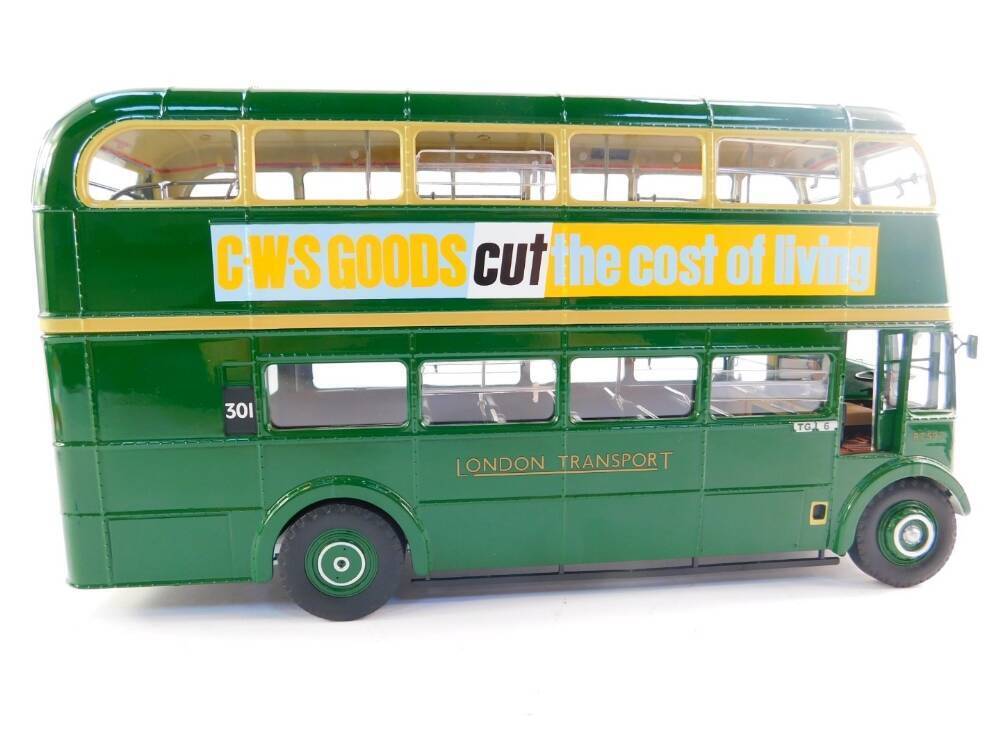 A Sun Star model of a 1948 RT597-HLX414 green double decker bus ...