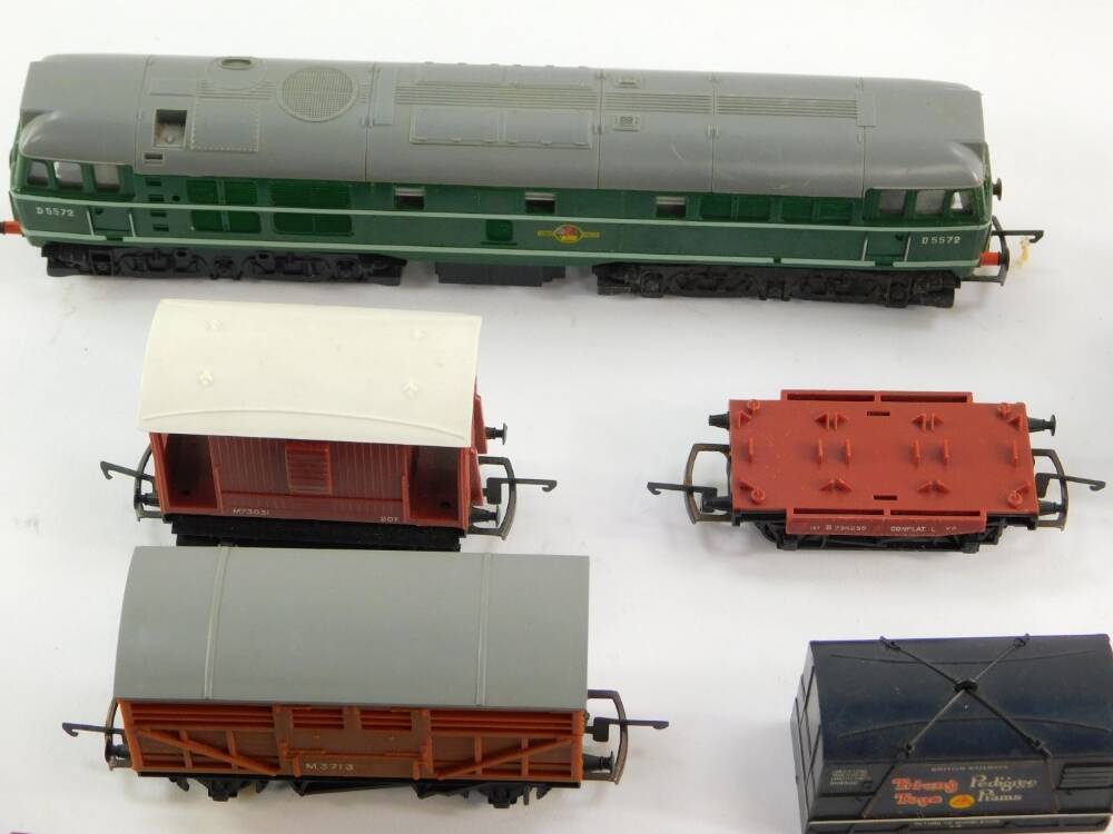 A Tri-ang OO guage diesel locomotive, British Rail green livery, D5572 ...
