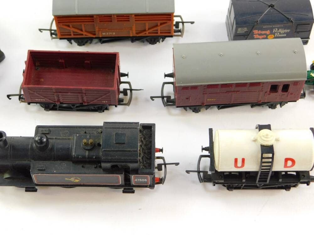 A Tri-ang OO guage diesel locomotive, British Rail green livery, D5572 ...
