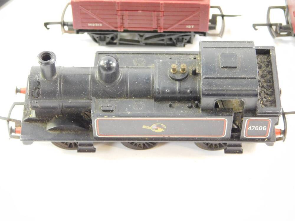 A Tri-ang OO guage diesel locomotive, British Rail green livery, D5572 ...