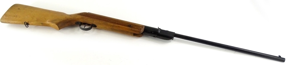 A Relum Sporter model LP25.22 air rifle, with beech stock, 109cm long.