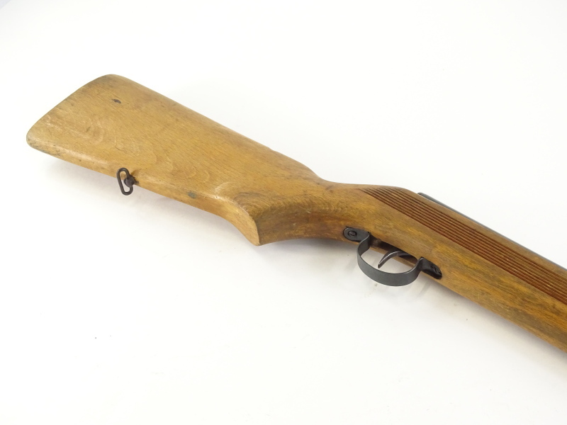 A Relum Sporter model LP25.22 air rifle, with beech stock, 109cm long.