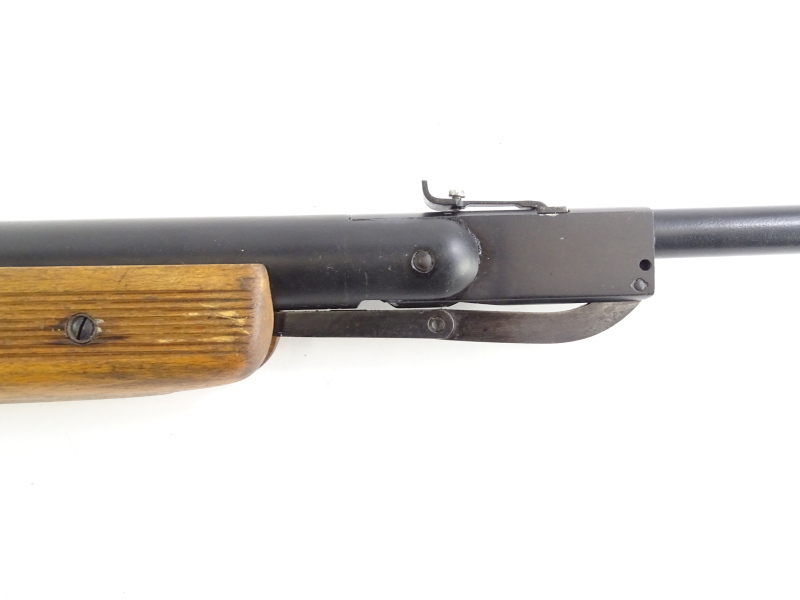 A Relum Sporter model LP25.22 air rifle, with beech stock, 109cm long.