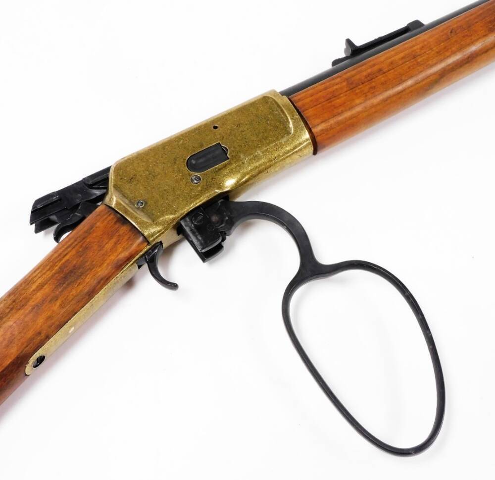 A replica Wild West John Wayne Winchester rifle, Denix model 1069, 94.5cm.