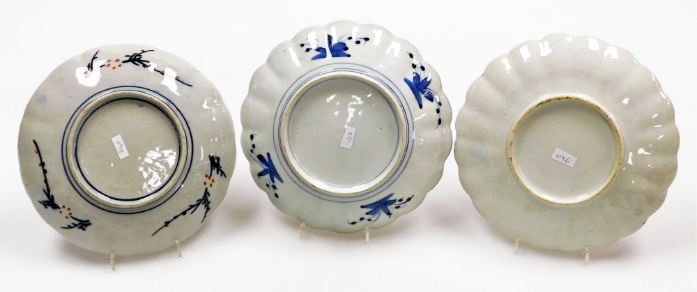 A Japanese Imari plate, decorated in enamels with floral roundels ...