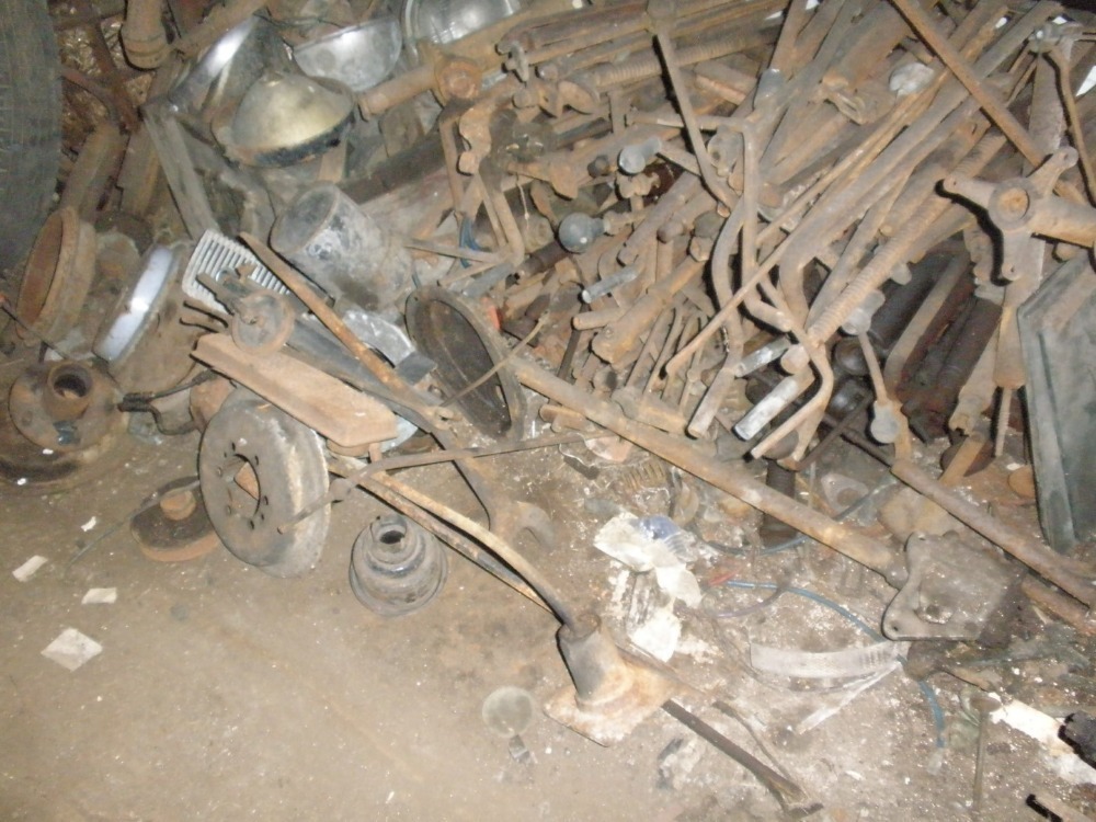 Vintage car parts and automobilia, comprising of vintage jacks, pulleys ...