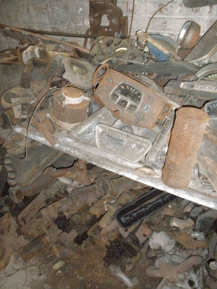 Vintage car parts and automobilia, comprising of vintage jacks, pulleys ...