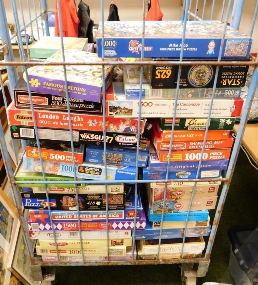 A large quantity of jigsaw puzzles, various piece sizes, to include ...
