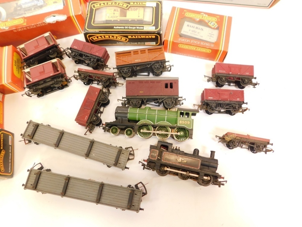 Hornby and other OO gauge railway accessories, rolling stock, carriages ...
