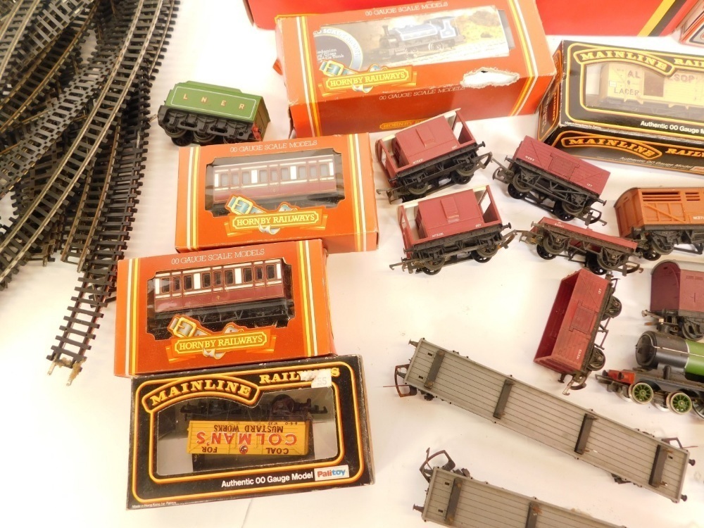 Hornby and other OO gauge railway accessories, rolling stock, carriages ...