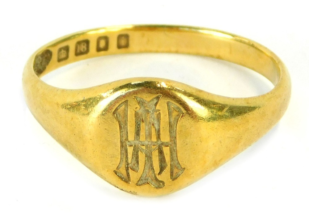 An 18ct gold gents signet ring, the central panel with initials HM ...