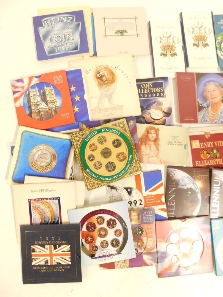 A group of UK coin packs, 2000, 2002, 2001, 2002 Commonwealth, 1995 ...