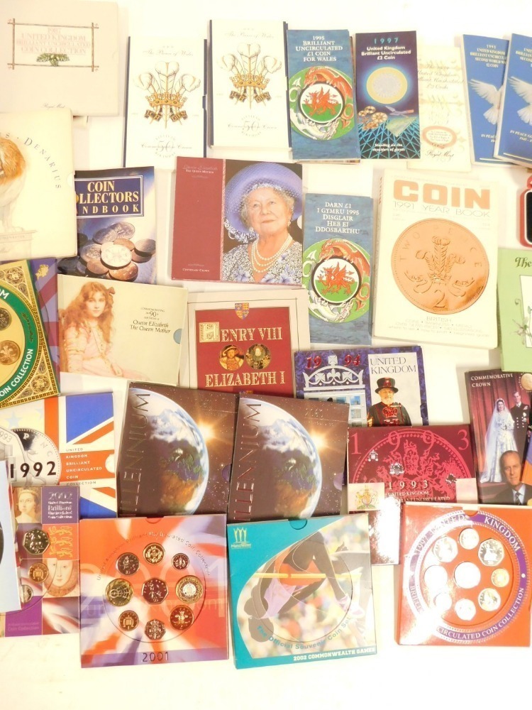 A group of UK coin packs, 2000, 2002, 2001, 2002 Commonwealth, 1995 ...