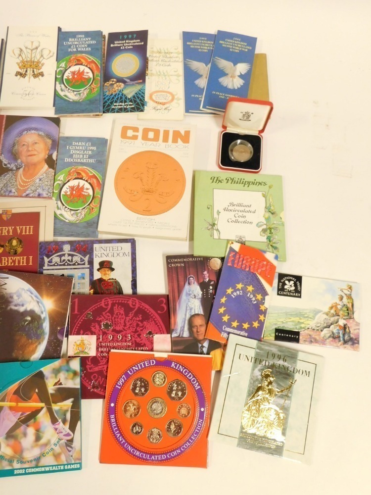 A group of UK coin packs, 2000, 2002, 2001, 2002 Commonwealth, 1995 ...